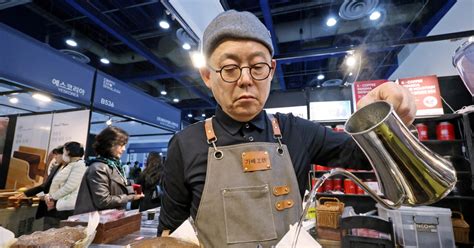 커피 내리는 바리스타