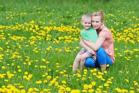 Mutter Mit Ihrem Sohn Stockbild Bild Von Nave Kopf