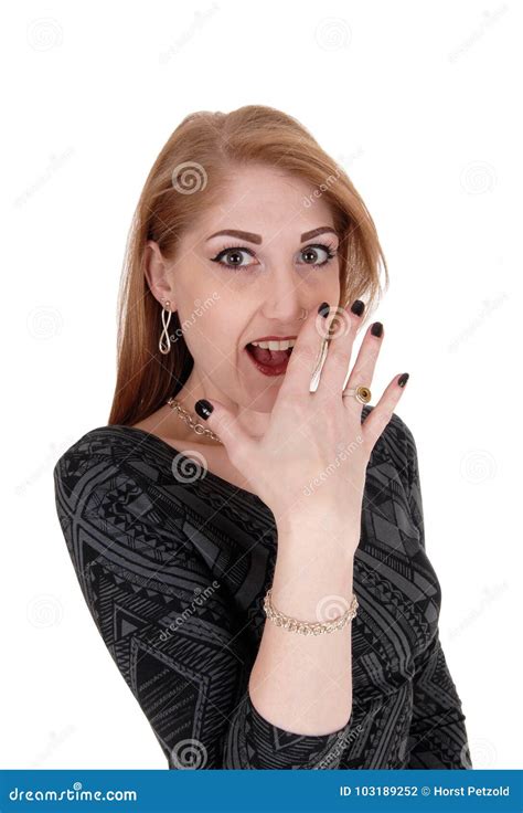 Удивленная молодая женщина рука на стороне Стоковое Фото изображение насчитывающей жест