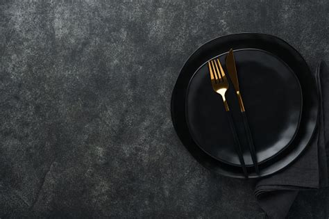 오래된 검은 색 시멘트 콘크리트 테이블 배경에 세라믹 빈 검은 접시 은 제품 및 린넨 주방 수건 냅킨 요리 돌 배경 복사 공간이 있는 위쪽 보기입니다 플랫 레이 0명에 대한