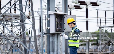 엔지니어는 변전소에서 전기 장비를 점검하고 안전성과 기능을 확인하기 위해 고전압 인프라 검사를 수행하는 작업을 수행하고 있습니다 30 34세에 대한 스톡 사진 및 기타