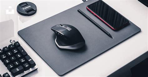 검은색 및 회색 유선 컴퓨터 마우스 검정 마우스 패드 사진 Unsplash의 무료 회색 이미지