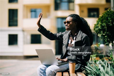 아름다운 예쁜 아프리카 계 미국인 소녀 앉아 벤치에 노트북과 커피 인사 사람 거리에서 건축에 대한 스톡 사진 및 기타 이미지