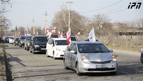 ნაციონალური მოძრაობის წევრები და მხარდამჭერები რუსთავის ციხისკენ ავტომობილებით საპროტესტო