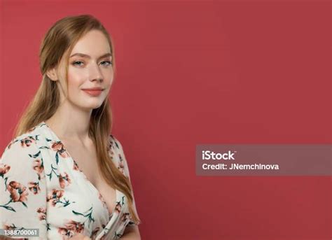 빨간 배너 배경에 미소 자연 메이크업과 건강한 맑은 피부를 가진 매력적인 젊은 여성 20 24세에 대한 스톡 사진 및 기타 이미지 20 24세 20 29세 감각 지각