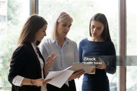 태블릿 응용 프로그램을 사용하는 세 가지 심각한 다양한 사업가는 일반적인 작업을 수행 검사 보기에 대한 스톡 사진 및 기타 이미지 검사 보기 리더십 여자 Istock