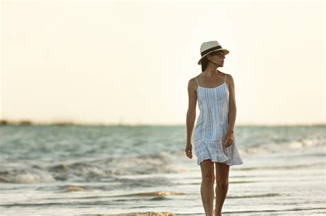 하얀 드레스를 입고 하얀 옷을 입고 있는 아름다운 여성 일몰에 빈 해변에서 깨어난 밀짚 모자 상 미구엘 도스 밀라그레스 알라고아스 브라질 북동부 35 39세에 대한 스톡