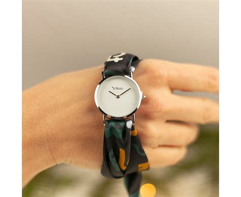 მაჯის საათი პატარა ანბანი მწვანე ვერცხლისფერი Bluetabla 165 ლარი ნიდოზე Nido Ge