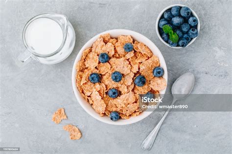 신선한 블루베리와 우유를 곁들인 통곡물 아침 시리얼 플레이크 맨 위 보기 복사 공간 밀에 대한 스톡 사진 및 기타 이미지 밀 통밀 0명 Istock
