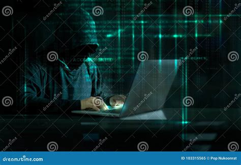 Hacker Do Ataque Do Cyber Que Usa O Computador Com Código No Digita Da