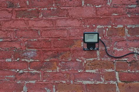 Cahaya Dengan Sensor Gerak Otomatis Pada Dinding Bata Merah Foto Stok