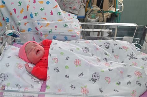 Момиченце е първото бебе на Монтана за 2024 година снимки