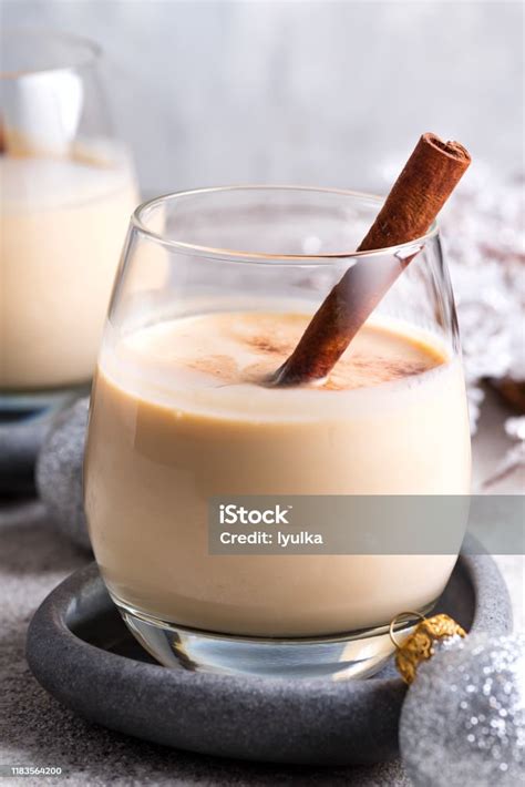 겨울 매운 뜨거운 음료 에그노그 돌 접시에 시나몬과 안경 가벼운 돌 테이블에 얼음 서리 가지 0명에 대한 스톡 사진 및 기타 이미지 Istock