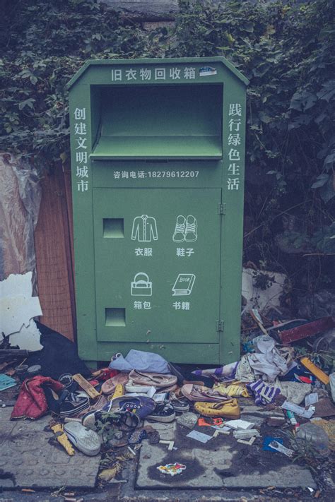 คลังภาพถ่ายฟรีของ กลางแจ้ง กางเกงสีเหลือง การจัดการของเสีย การรีไซเคิล การเก็บของกลางแจ้ง