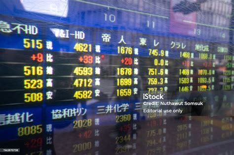 그래프와 차트와 주식 시장 가격모니터에 걷는 사람들과 Skycrapper 사무실 건물의 반영 금융에 대한 스톡 사진 및 기타 이미지 Istock