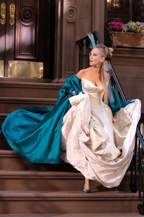 Le Mythique Oiseau Porté Par Carrie Bradshaw Dans “sex And The City” Est à Vendre Stylist Fr