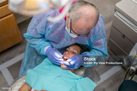 성인 여성 환자를위한 구강 치료를 수행하는 숙련 된 치과 의사 치주질환에 대한 스톡 사진 및 기타 이미지 치주질환 구강 스프레이 2명 Istock