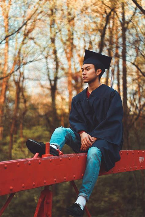 Pria Yang Duduk Di Jembatan · Foto Stok Gratis