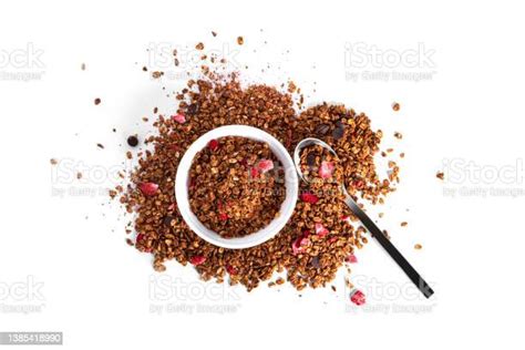 그래놀라는 흰색 배경에 고립 초콜릿과 딸기를 곁들인 그라놀라 0명에 대한 스톡 사진 및 기타 이미지 0명 갈색 건강한 생활방식 Istock