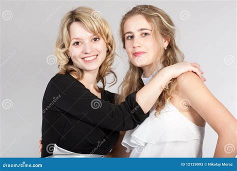Verticales De Deux Belles Filles Image Stock Image Du Adulte Beau
