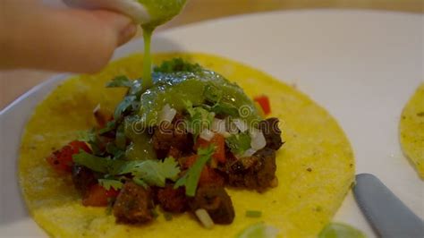 Tortilla De Maíz Suave Taco Mano Comiendo Salsa De Salsa Verde Jalapeno