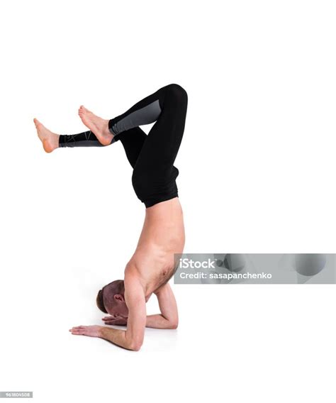 연습 요가 개념 Adho Mukha Vrksasana 운동에 서 아래로 직면 나무 포즈 운동 운동복 바지 전체 길이 입고 젊은 멋진 매력적인 요기 남자 강사에 대한 스톡