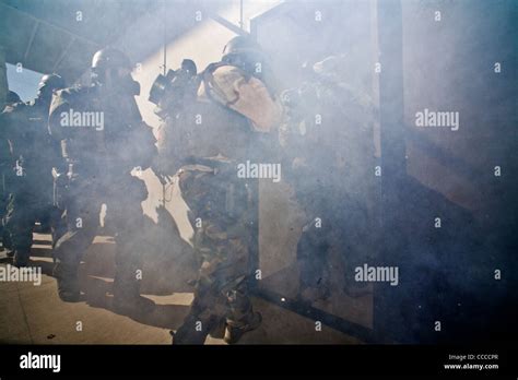Fbi Swat Special Weapons Tactics Fotos Und Bildmaterial In Hoher