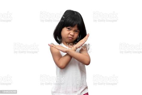 흰색 고립 된 배경에 아시아 화가 슬픈 어린 소녀의 초상화 울화와 미친 때 아이의 감정 심술 궂은 감정 아이 정서적 제어 개념 감정에 대한 스톡 사진 및 기타 이미지