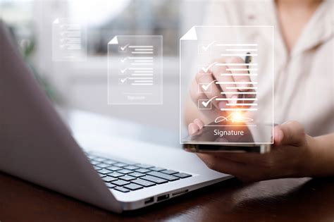 디지털 문서에 전자 문서 서명 온라인 계약이있는 사업가 전자 서명 전자 서명 디지털 문서 관리 종이없는 사무실 비즈니스 계약