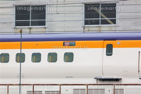 山形新幹線 E8系 17号車の写真素材 [211596683] イメージマート