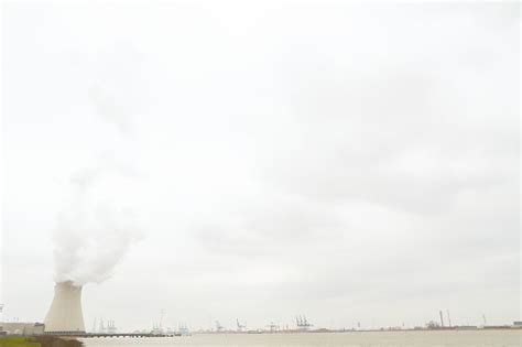 Doel 앤트 워프 벨기에 도 엘의 뉴 클레 인 파워 플랜트의 냉각탑 건물 외관에 대한 스톡 사진 및 기타 이미지 건물 외관 건축 공장 산업 건물 Istock