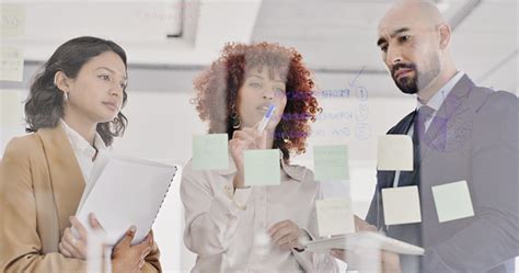 비즈니스 사람들 브레인 스토밍 작업 또는 기업 프로젝트 계획을위한 계획 및 일정 팀워크 협업의 직원 작업자가 회사 전략 또는 스티커 메모에 대해 함께 모임 일터에 대한 스톡