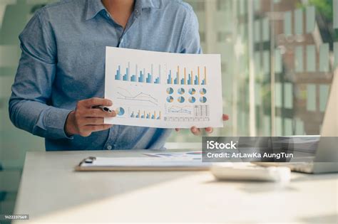 재무 데이터 보고서를 계산하기 위해 계산기에서 작업하는 그래프 문서를 보유하고있는 회계사의 클로즈업 비즈니스 개념 사무실의 회계