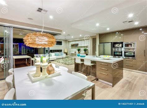 Mansi N De Lujo Iluminada Por Las Luces Imagen De Archivo Imagen De Plato Puerta