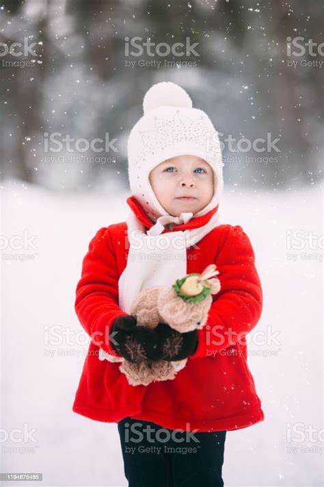 겨울 날에 재미를 테디 베어와 빨간 코트에 어린 소녀 눈 속에서 노는 소녀 12월에 대한 스톡 사진 및 기타 이미지 12월 1월 겨울 Istock