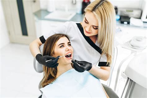 치과 진료소에서 젊은 여성 환자를위한 검사 및 치료를만드는 예쁜 젊은 여성 치과 의사 건강 진단에 대한 스톡 사진 및 기타 이미지 건강 진단 건강관리와 의술 검사