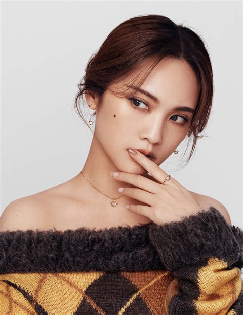 杨丞琳穿一字肩毛衣秀香肩 锁骨性感可盐可甜 搜狐大视野 搜狐新闻