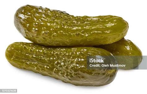 흰색 배경에 고립 된 절인 오이 클리핑 경로 및 전체 필드 깊이 건강관리와 의술에 대한 스톡 사진 및 기타 이미지 건강관리와 의술 건강한 생활방식 건강한 식생활