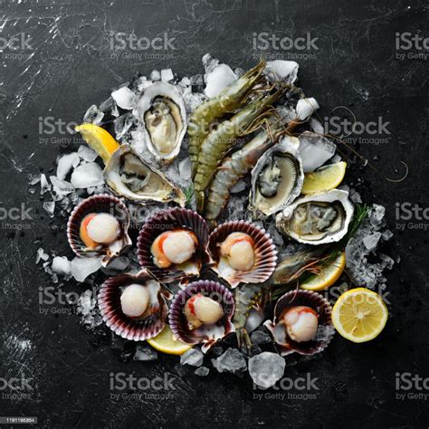 해산물 굴 가리비 새우 맨 위 보기 검은 색 배경에 여유 복사 공간 가리비에 대한 스톡 사진 및 기타 이미지 가리비 얼음