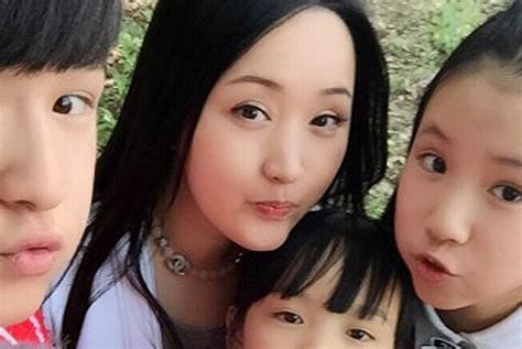 杨钰莹与孩子们在一起，是老师，是妈妈，是姐姐，也是朋友