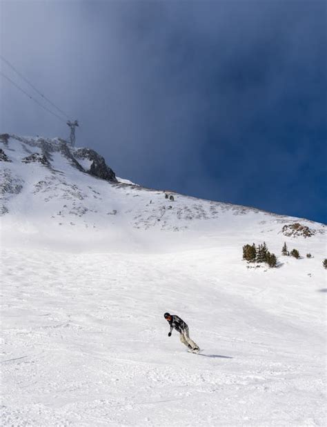 스노보더 몬태나의 파우더 슬로프를 내려가다 · 무료 스톡 사진