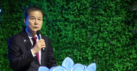 통일장관 북한 인권 개선 노력 포기 말아야