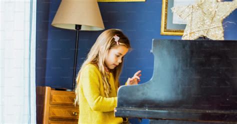 음악은 그녀의 사랑입니다 피아노를 연주하는 어린 소녀 사진 Unsplash의 클래식 이미지