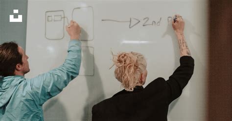 흰색 프린터 용지를 들고 있는 검은색 긴팔 셔츠를 입은 여자 사진 Unsplash의 무료 사업 이미지