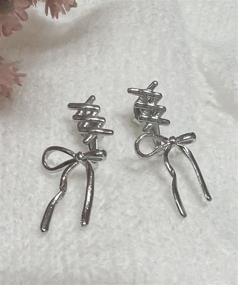 당일출고신상특가🧡 발레코어 리본 드롭 실버 귀걸이 에이블리