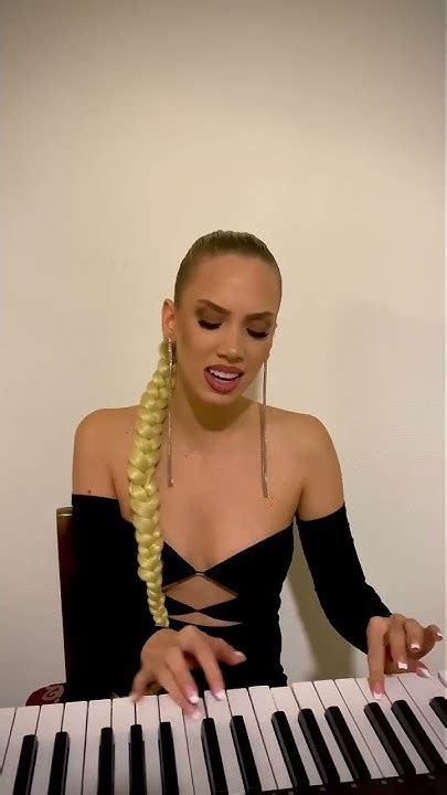 Една любима моя песен ️ Изпълнена с много емоция от мен 🤍 Искате ли да чуете още мен ️