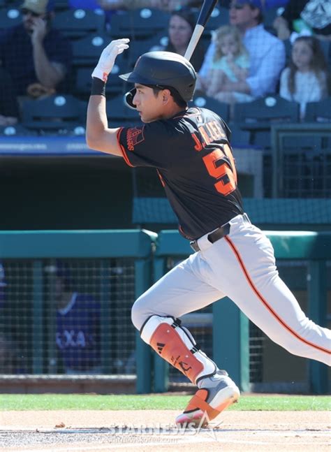 이정후 시범경기 2g 만에 1호포 작렬 벼락같은 스윙에 1r 투수도 얼어 붙었다