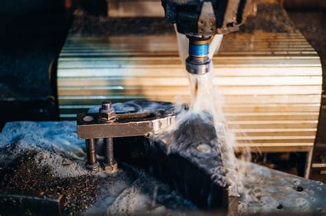 산업 환경에서 어두운 금속 조각을 형성하는 냉각수를 사용한 자동화된 금속 밀링 가공 0명에 대한 스톡 사진 및 기타 이미지 0명 Cnc 장치 강철 Istock