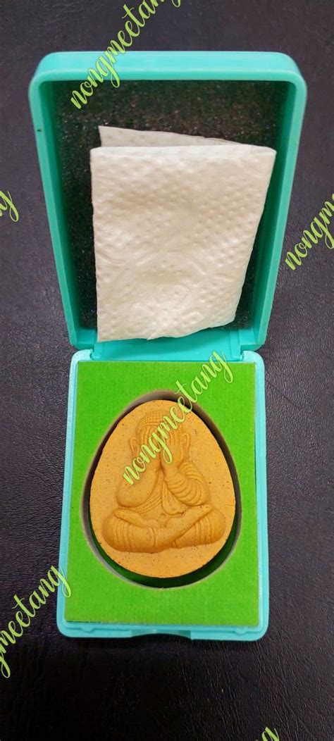 พระปิดตา หลวงปู่ศิลา รุ่นเศรษฐีเหนือดวงกฐิน๒๕๖๗ เนื้อเหลืองว่านดอกทองหลังนับแบงค์ Ennxo