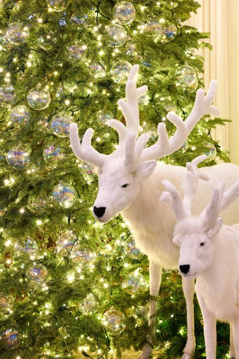 Khlo Kardashians Christmas Decorations Bring Winter To Calabasas Poosh